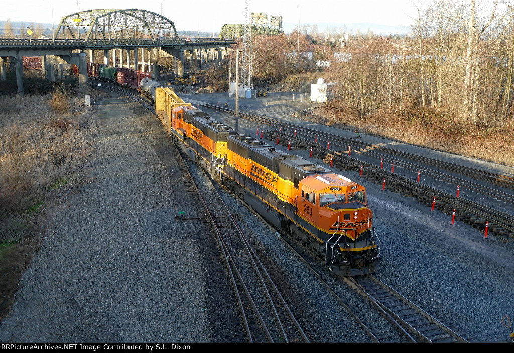 BNSF 253 LVJEVE at Delta